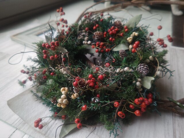 【2025クリスマス】野バラの実wreath | iichi 日々の暮らしを心地よくするハンドメイドやアンティークのマーケットプレイス