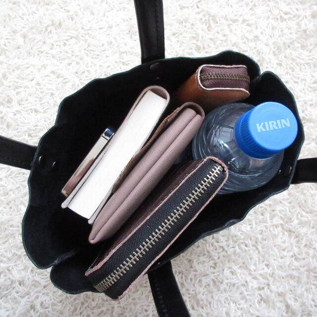 SALE開始～ ぷっくり三角マチ♪《牛革》底マチワイドミニトート・ウォッシャブル・ブラック・0611 | iichi 日々の暮らしを心地よくするハンドメイドやアンティークのマーケットプレイス