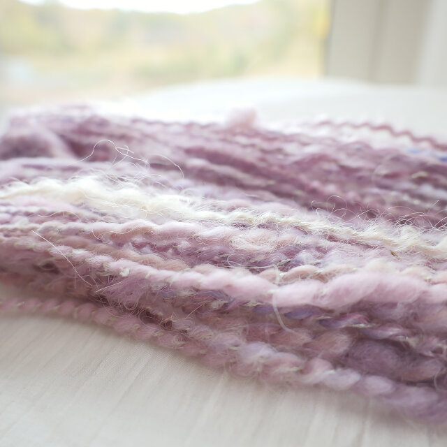 パステルパープル｜50g/太め並太｜ウール｜モヘア｜手紡ぎ糸 | iichi 日々の暮らしを心地よくするハンドメイドやアンティークのマーケットプレイス