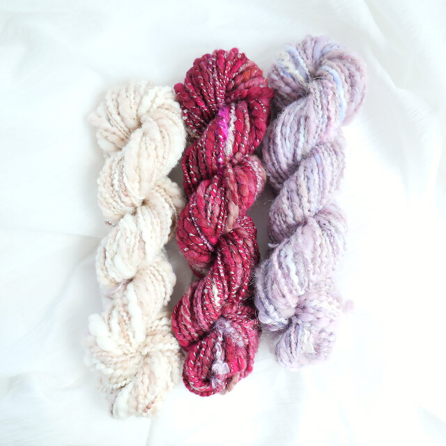 パステルパープル｜50g/太め並太｜ウール｜モヘア｜手紡ぎ糸 | iichi 日々の暮らしを心地よくするハンドメイドやアンティークのマーケットプレイス