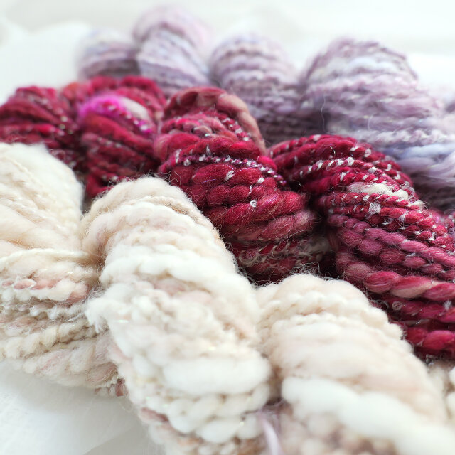 パステルパープル｜50g/太め並太｜ウール｜モヘア｜手紡ぎ糸 | iichi 日々の暮らしを心地よくするハンドメイドやアンティークのマーケットプレイス