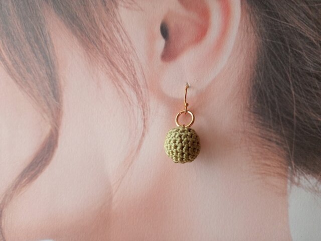 〈受注作成〉編み玉ピアス | iichi 日々の暮らしを心地よくするハンドメイドやアンティークのマーケットプレイス