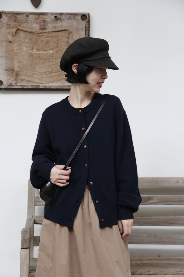 ふんわりと温もり溢れるシェットランドウールの定番カーディガン ウールカーディガン ネイビー 251104-1 | iichi 日々の暮らしを心地よくするハンドメイドやアンティークのマーケットプレイス