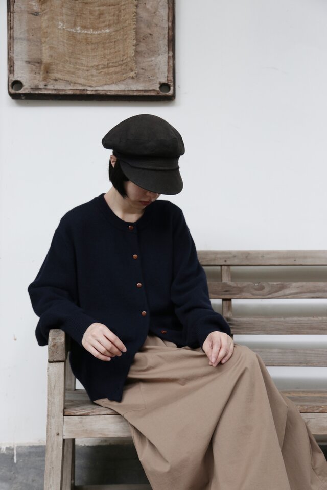 ふんわりと温もり溢れるシェットランドウールの定番カーディガン ウールカーディガン ネイビー 251104-1 | iichi 日々の暮らしを心地よくするハンドメイドやアンティークのマーケットプレイス