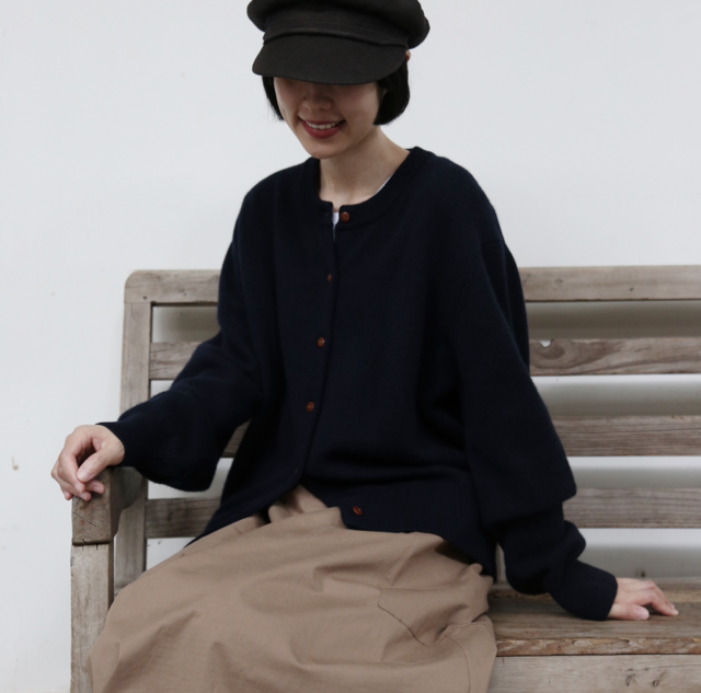 ふんわりと温もり溢れるシェットランドウールの定番カーディガン ウールカーディガン ネイビー 251104-1 | iichi 日々の暮らしを心地よくするハンドメイドやアンティークのマーケットプレイス