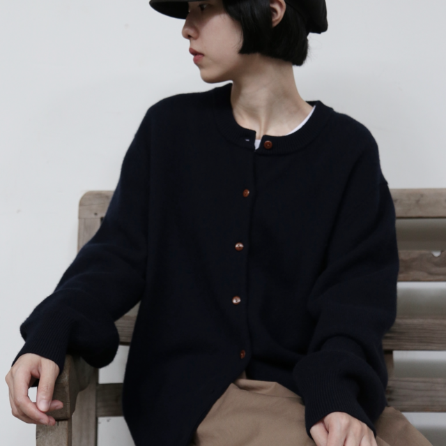 ふんわりと温もり溢れるシェットランドウールの定番カーディガン ウールカーディガン ネイビー 251104-1 | iichi 日々の暮らしを心地よくするハンドメイドやアンティークのマーケットプレイス