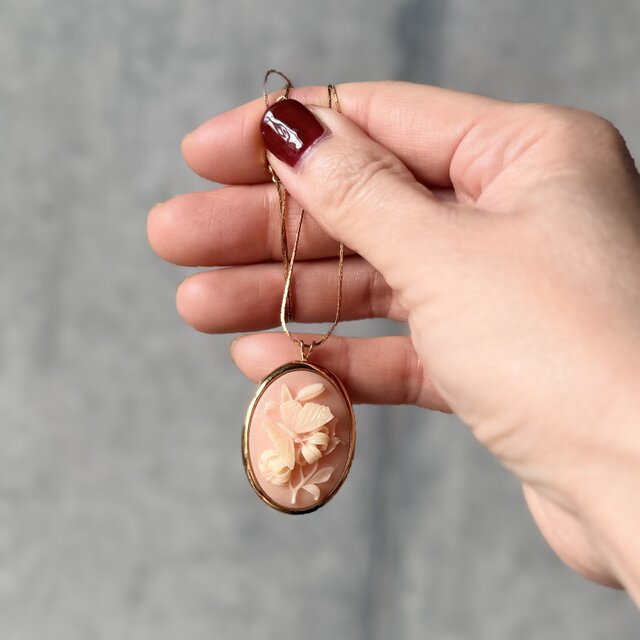 T10-【 TRIFARI 】トリファリ・ヴィンテージネックレス Butterfly and Botanical Cameo | iichi 日々の暮らしを心地よくするハンドメイドや ...