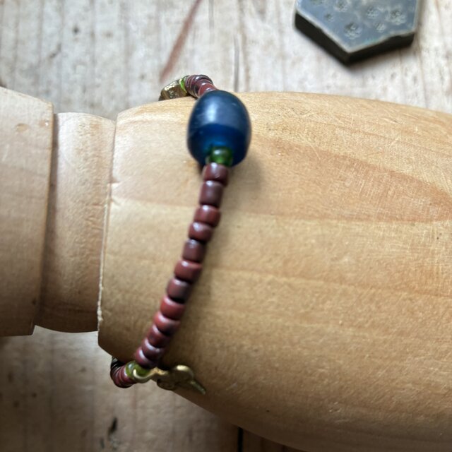 ＊古のブレス。@出土ビーズ＋ビルマの古いビーズ＋インドの真鍮モチーフビーズ＋ベネチアシードビーズ | iichi 日々の暮らしを心地よくするハンドメイドやアンティークのマーケットプレイス