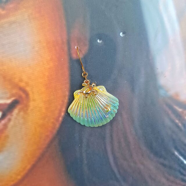 貝殻とちびホヌピアス .*・オーロラver. イエロー×ブルー No.1618 | iichi 日々の暮らしを心地よくするハンドメイドやアンティークのマーケットプレイス