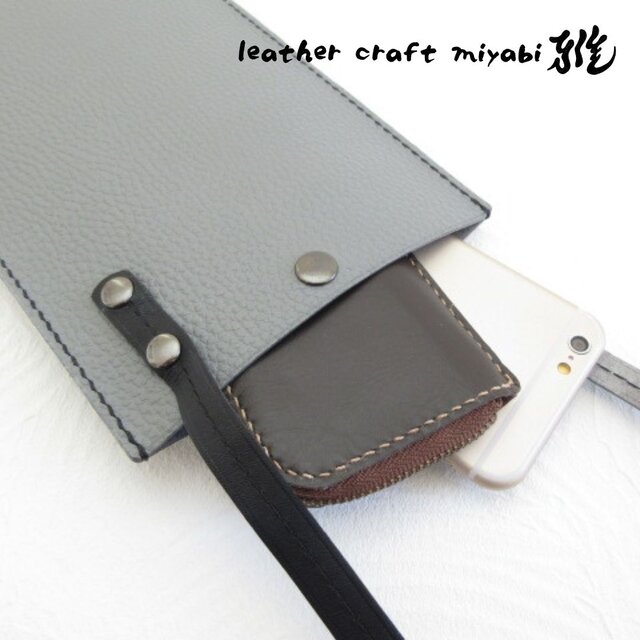 SALE開始～ 手縫い♪《牛革》2WAYサコッシュ・フラットミニ・シュリンクレザー・グレー・096 | iichi 日々の暮らしを心地よくするハンドメイドやアンティークのマーケットプレイス