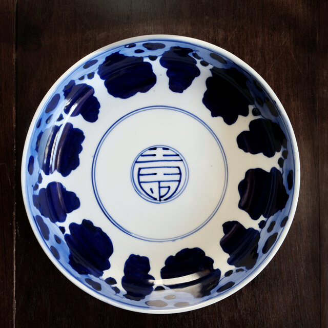 とても大きい 独自の文様。伊万里 寿文文ベロ藍染付浅型大鉢 骨董・antiques 明治期 個体B | iichi 日々の暮らしを心地よくするハンドメイドやアンティークのマーケットプレイス