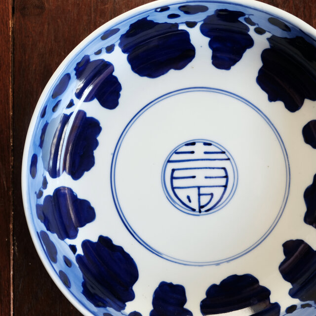 とても大きい 独自の文様。伊万里 寿文文ベロ藍染付浅型大鉢 骨董・antiques 明治期 個体B | iichi 日々の暮らしを心地よくするハンドメイドやアンティークのマーケットプレイス
