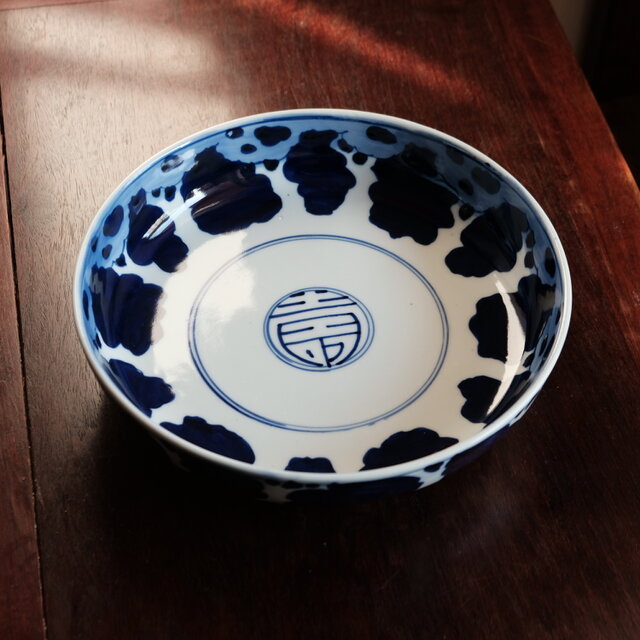 とても大きい 独自の文様。伊万里 寿文文ベロ藍染付浅型大鉢 骨董・antiques 明治期 個体B | iichi 日々の暮らしを心地よくするハンドメイドやアンティークのマーケットプレイス