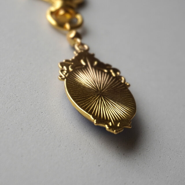 澄みわたる青と白の世界『ストンピット』｜アートキーホルダー | iichi 日々の暮らしを心地よくするハンドメイドやアンティークのマーケットプレイス