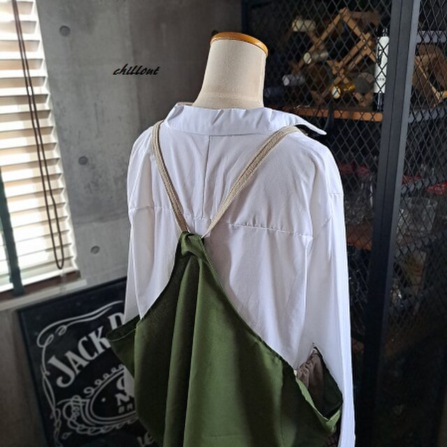 【背中がかわいい】エプロンドレス：オリーブ×リネン【0892】 | iichi 日々の暮らしを心地よくするハンドメイドやアンティークのマーケットプレイス
