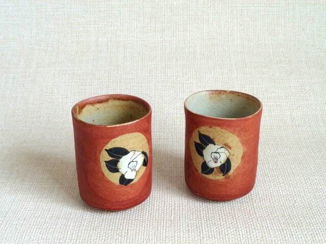 四方湯のみ (金銀彩白椿a） | iichi 日々の暮らしを心地よくするハンドメイドやアンティークのマーケットプレイス