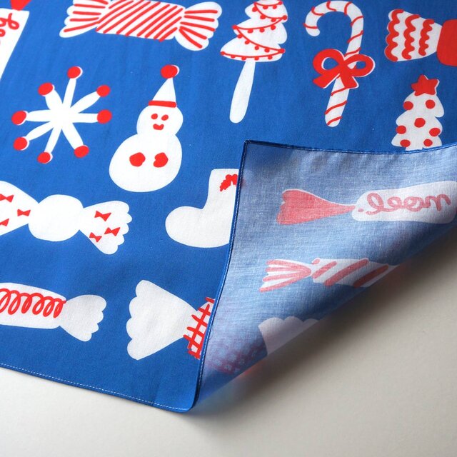 「christmas candy（blue）」大判ハンカチ／バンダナ／ファブリックポスター | iichi 日々の暮らしを心地よくするハンドメイドやアンティークのマーケットプレイス