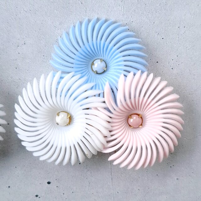 white blue pink flower softplastic ヴィンテージイヤリング | iichi 日々の暮らしを心地よくするハンドメイドやアンティークのマーケットプレイス