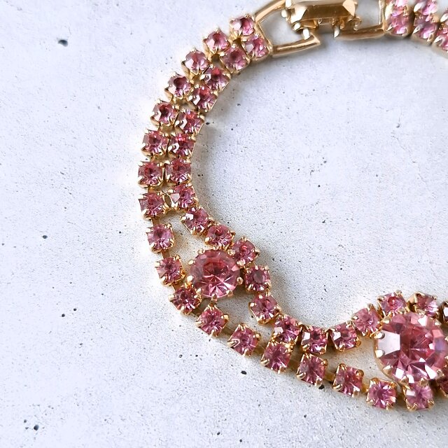 《WEISS》 pink rhinestone vintage bracelet ヴィンテージブレスレット | iichi 日々の暮らしを心地よくするハンドメイドやアンティークのマーケットプレイス