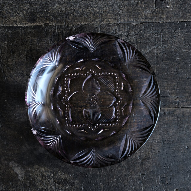 見込みに花文様 昭和中期 プレスガラス中皿 vintage/antiques 古民家 古道具 ダークパープル | iichi 日々の暮らしを心地よくするハンドメイドやアンティークのマーケットプレイス