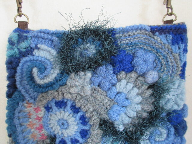 フリーフォームニットのスマホショルダー（ブルー系2） | iichi 日々の暮らしを心地よくするハンドメイドやアンティークのマーケットプレイス