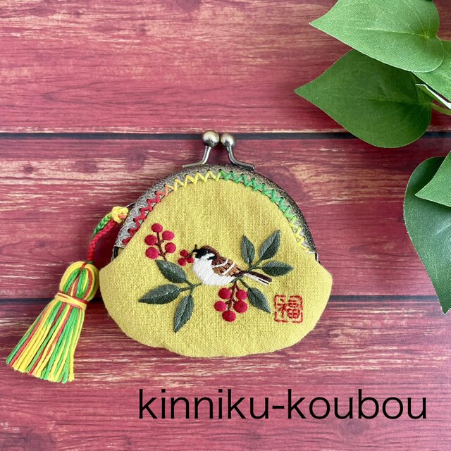 ふくら雀と南天のフラットがま口 | iichi 日々の暮らしを心地よくするハンドメイドやアンティークのマーケットプレイス