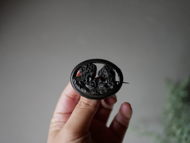 スワン 黒のジュエリー ケース付き ヴォルカナイトの白鳥ブローチ フランスアンティーク | iichi 日々の暮らしを心地よくするハンドメイドやアンティークのマーケットプレイス