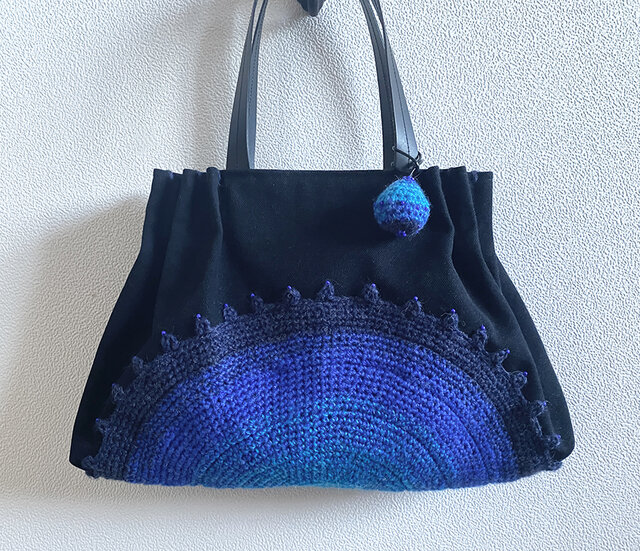 ※送料無料/グラデーション円編みの黒いかばん | iichi 日々の暮らしを心地よくするハンドメイドやアンティークのマーケットプレイス