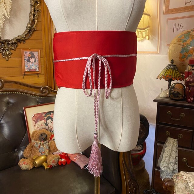 名古屋帯 リメイク サッシュベルト 飾り帯 和洋折衷 L〜LL対応 真紅に浮かぶ粋な一輪 ROB-187 | iichi 日々の暮らしを心地よくするハンドメイドやアンティークのマーケットプレイス