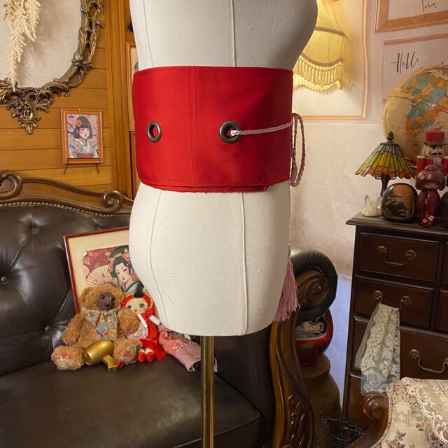 名古屋帯 リメイク サッシュベルト 飾り帯 和洋折衷 L〜LL対応 真紅に浮かぶ粋な一輪 ROB-187 | iichi 日々の暮らしを心地よくするハンドメイドやアンティークのマーケットプレイス