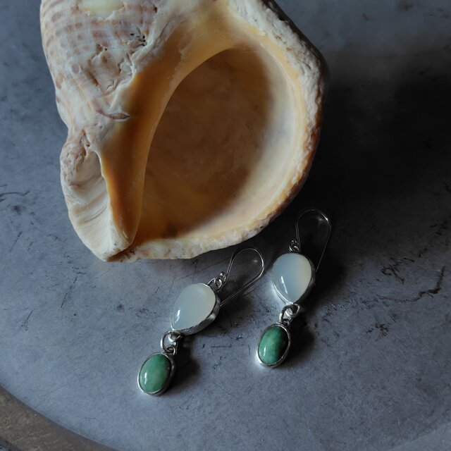 ムーンストーンとエメラルドのシルバーピアス | iichi 日々の暮らしを心地よくするハンドメイドやアンティークのマーケットプレイス