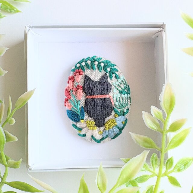 こねこと草花の刺繍ブローチ(botanical）#426 | iichi 日々の暮らしを心地よくするハンドメイドやアンティークのマーケットプレイス