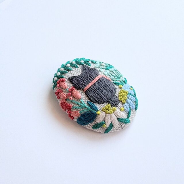 こねこと草花の刺繍ブローチ(botanical）#426 | iichi 日々の暮らしを心地よくするハンドメイドやアンティークのマーケットプレイス