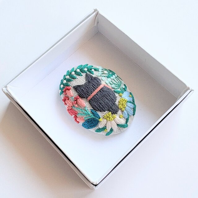 こねこと草花の刺繍ブローチ(botanical）#426 | iichi 日々の暮らしを心地よくするハンドメイドやアンティークのマーケットプレイス