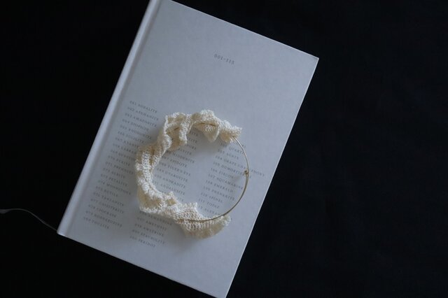 "butterflies in my stomach" lace bangle | iichi 日々の暮らしを心地よくするハンドメイドやアンティークのマーケットプレイス