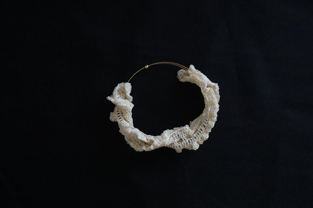 "butterflies in my stomach" lace bangle | iichi 日々の暮らしを心地よくするハンドメイドやアンティークのマーケットプレイス