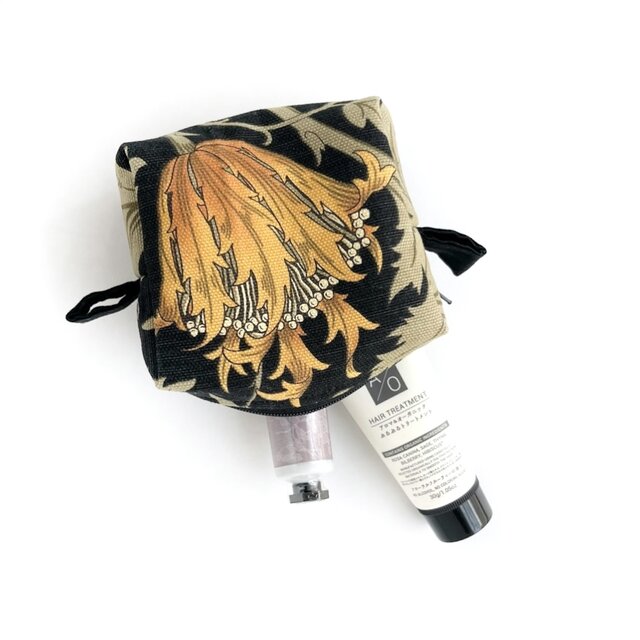 ミニミニポーチ／小さめでもしっかり収納／大人可愛い・上品デザイン／リップ・イヤホン・サニタリー・ギフト・ウィリアムモリス | iichi 日々の暮らしを心地よくするハンドメイドやアンティークの ...