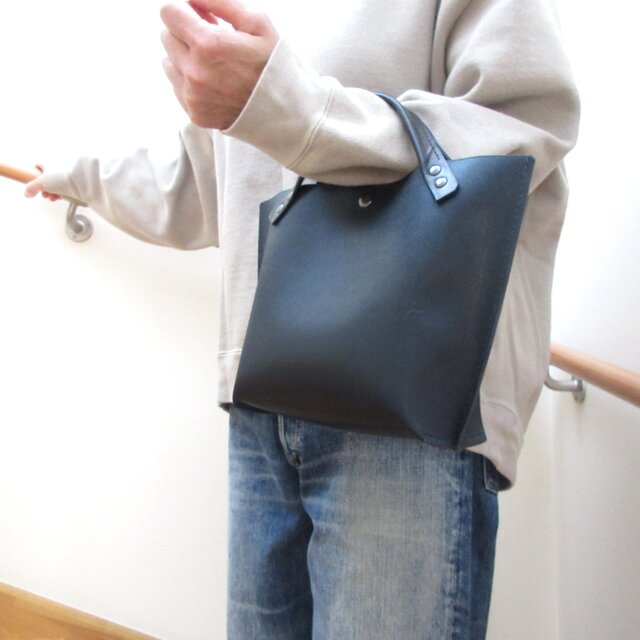 新サイズ♪《牛革》底マチワイド・ショートハンドル・ミニトート・ダークネイビー・ヘアライン加工・0608 | iichi 日々の暮らしを心地よくするハンドメイドやアンティークのマーケットプレイス