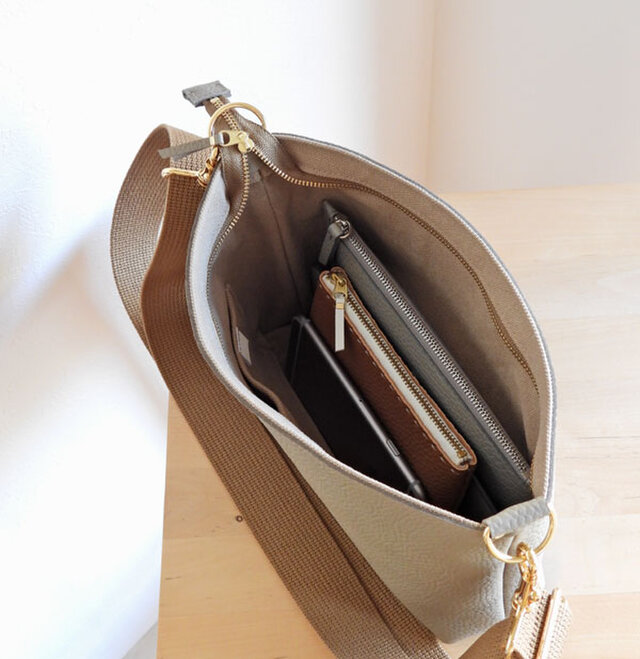 長財布がすっぽり☆ レザーショルダー（ ファスナー口 ） ココア | iichi 日々の暮らしを心地よくするハンドメイドやアンティークのマーケットプレイス