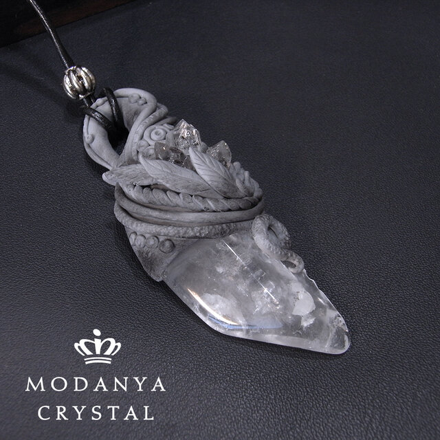 水晶の樹脂粘土ペンダントトップ3（革紐付き）1506 | iichi 日々の暮らしを心地よくするハンドメイドやアンティークのマーケットプレイス