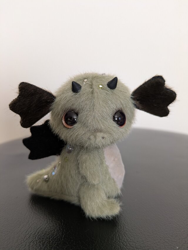 ミニチュアドール☆ぬいぐるみ☆ドラゴン☆グリーン | iichi 日々の暮らしを心地よくするハンドメイドやアンティークのマーケットプレイス
