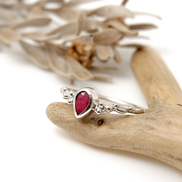 ロンギド産ルビーの粒飾りリング 12号 ～深紅の煌めき～ 天然石リング 一点物 指輪 macari | iichi 日々の暮らしを心地よくするハンドメイドやアンティークのマーケットプレイス