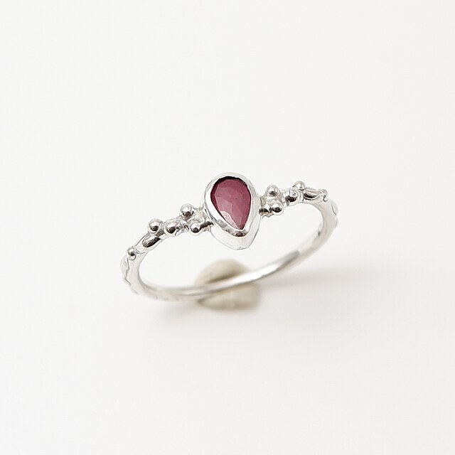 ロンギド産ルビーの粒飾りリング 12号 ～深紅の煌めき～ 天然石リング 一点物 指輪 macari | iichi 日々の暮らしを心地よくするハンドメイドやアンティークのマーケットプレイス