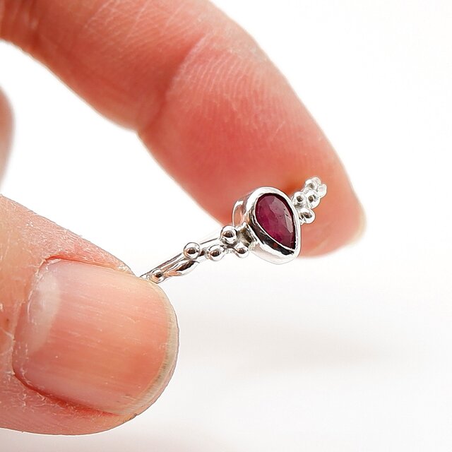 ロンギド産ルビーの粒飾りリング 12号 ～深紅の煌めき～ 天然石リング 一点物 指輪 macari | iichi 日々の暮らしを心地よくするハンドメイドやアンティークのマーケットプレイス