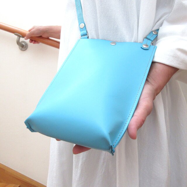 SALE開始～ 《牛革》シンプルサコッシュ・タテ型・スムース・スカイブルー・0173 | iichi 日々の暮らしを心地よくするハンドメイドやアンティークのマーケットプレイス