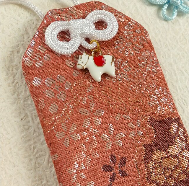 縁起良い銀花生地の 【午年お守り袋】 選べる「叶結びの色」 2026 | iichi 日々の暮らしを心地よくするハンドメイドやアンティークのマーケットプレイス