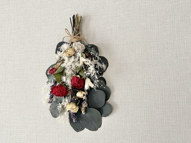 冬のお楽しみセット〈送料無料〉赤い薔薇とアンティークグリーンユーカリの冬スワッグと2026年カレンダー | iichi 日々の暮らしを心地よくするハンドメイドやアンティークのマーケットプレイス