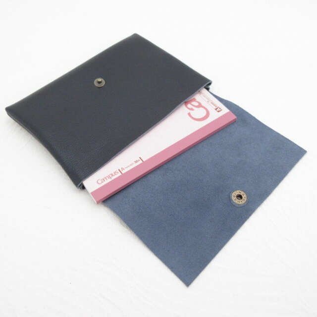 B7対応パスポートケース《ゴートスキン》ダークネイビー・カードポケット付き・0157 | iichi 日々の暮らしを心地よくするハンドメイドやアンティークのマーケットプレイス