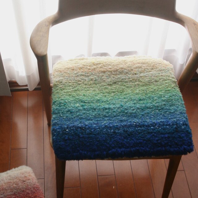 ノッティングチェアマット ホームスパン（手紡ぎ手織り）【ブルーグラデ1】 | iichi 日々の暮らしを心地よくするハンドメイドやアンティークのマーケットプレイス