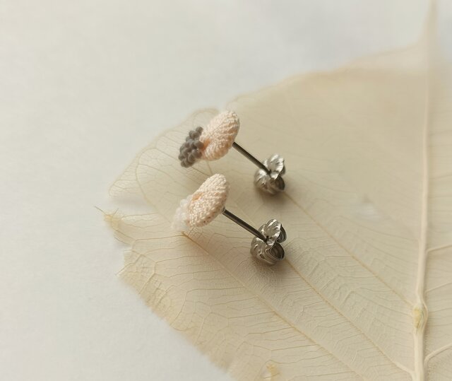 STUDS(nude pink／gray) | iichi 日々の暮らしを心地よくするハンドメイドやアンティークのマーケットプレイス